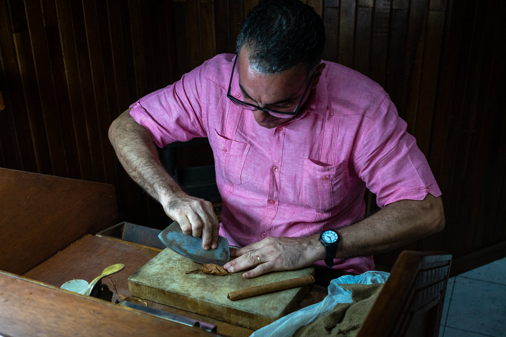Machine-Made VS Handmade Cigars – EGM Cigars